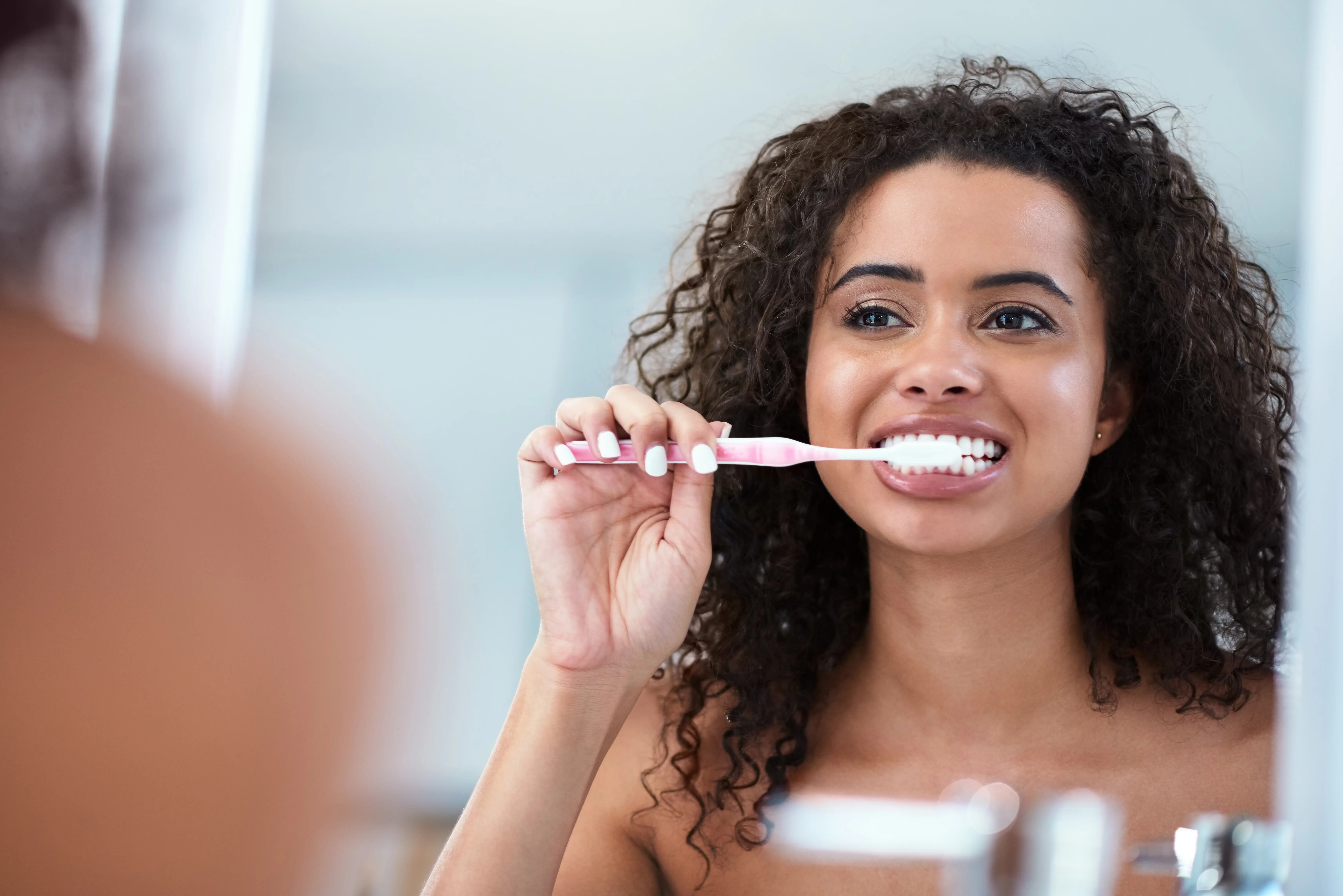 How to brush with a manual toothbrush | teeth.org.au